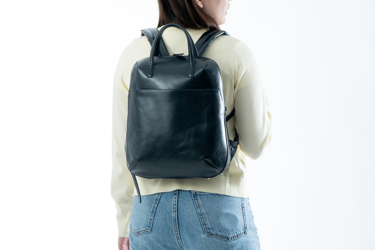 機能美を追求した上質な本革リュック。働く私の背中に、新しい 機能美を追求した上質な本革リュック。働く私の背中に、新しい